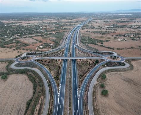 교량 및 고속도로 차선 원형 교차로 및 연결의 항공 보기 프리미엄 사진
