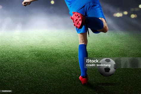 파란색 유니폼을 입은 축구 선수가 공을 차는 남자의 뒷모습 축구에 대한 스톡 사진 및 기타 이미지 축구 축구공 슛 스포츠