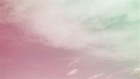 핑크 하늘 흰 구름 배경하늘 배경 화면이 있는 햇빛의 날목업 자연 풍경 자유 공간 배경환경 보호를 위한 카드 또는 포스터드라마틱 클라우드스케이프 아름다운 파스텔 프리미엄 사진