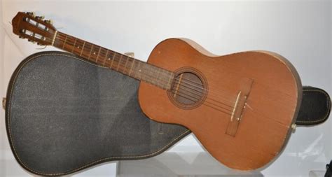 Six String Cameo Guitar In Hard Case