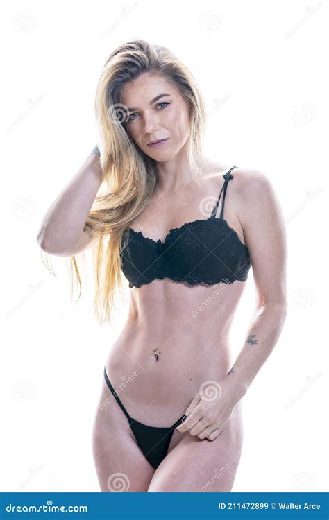Modelo De Figura De Lencería Rubia En Un Ambiente De Estudio Imagen de