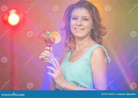 Bella Ragazza Dai Capelli Rossi In Un Dancing Del Night Club Fotografia Stock Immagine Di