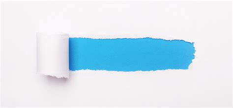 밝은 파란색 배경에 찢어진 줄무늬가있는 흰색 종이와 텍스트를 삽입 할 수있는 장소 템플렛 종이에 대한 스톡 사진 및 기타 이미지 종이 찢겨진 파란색 Istock