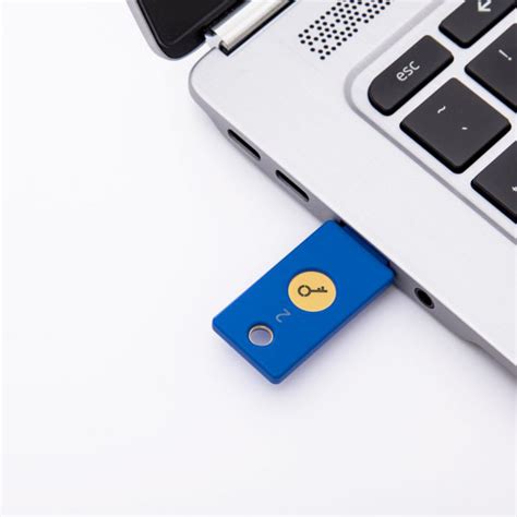 Security Key Yubico Yubikey Fido2 U2f Usb A Blue Eventus Sistemi