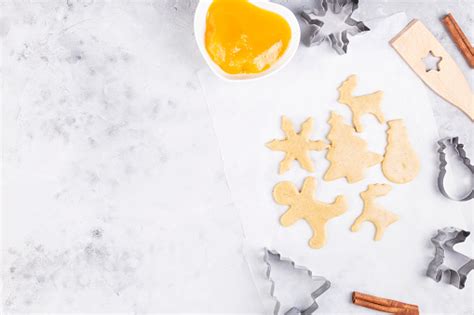 크리스마스 빵집 진저 브레드를 굽고 진저 브레드 반죽의 쿠키를 자르는 맨 위 보기입니다 복사 공간 가정 생활에 대한 스톡 사진