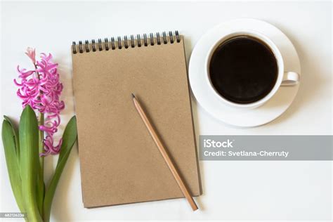 크 래 프 트 종이 연필 컵 커피 흰색 바탕에 꽃의 노트북와 블로거에 대 한 작업 영역 텍스트 복사 공간 이미지입니다 0명에 대한 스톡 사진 및 기타 이미지 Istock