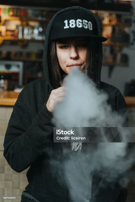 모자에 젊은 예쁜 여자는 Vape 가게에서 전자 담배를 연기 힙합 스타일 근접 촬영 거래자에 대한 스톡 사진 및 기타 이미지 거래자 니코틴 담배 Istock