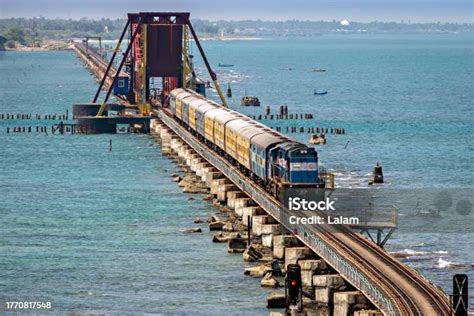 인도 철도 여객 열차 횡단 역사 2km 길이의 팜반 해상 다리 0명에 대한 스톡 사진 및 기타 이미지 0명 강철 건축 Istock