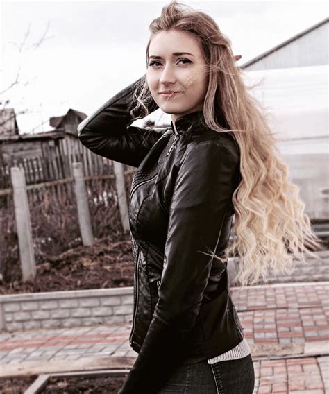 Девушка с длинными волосами