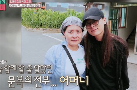 어머니가 돌아가시자 상복 대신 무대의상” 입고 장례식장에 나타난 남자 가수의 사연 웰니스라이프