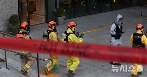 염소 누출 수영장 조사 위해 들어가는 119화학대응센터 소방관들
