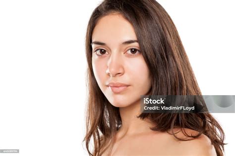 Porträt Eines Mädchens Ohne Makeup Auf Weißem Hintergrund Stockfoto Und