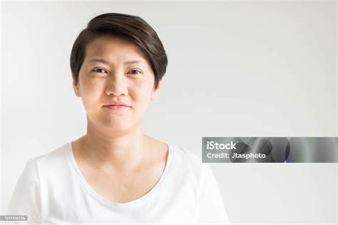 주근깨 주름 얼굴에 고랑을 가진 아시아 40 대 짧은 머리 여자의 초상화 흰색 배경에 미소와 기대 40 49세에 대한 스톡 사진 및 기타 이미지 Istock