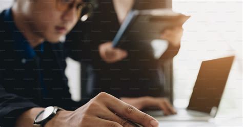 자신감 있는 비즈니스 리더 사무실에서 비즈니스 팀 회의 회의 장관과 재무 문서 및 투자 계획 논의 및 비즈니스 이익 전략 사진 Unsplash의 태국 이미지