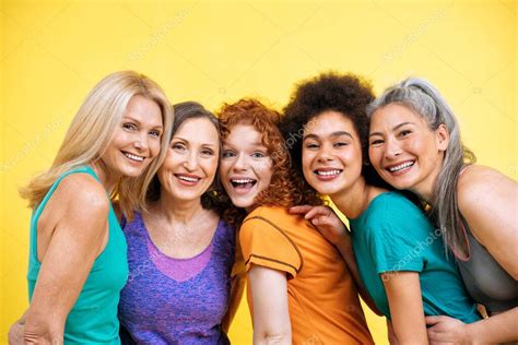 Grupo De Mujeres Con Diferente Cuerpo Edad Y Etnia Que Hacen Deporte