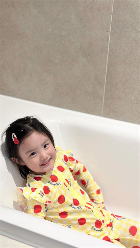 윤영은 키즈모델 이하윤 협찬 요즘 하윤이가 제일 좋아하는 색연필🌈 세계적으로 유명한 프리미엄 문구 브랜드인 스타빌로의 우디 3 In 1 색연필이에요 스타빌로의