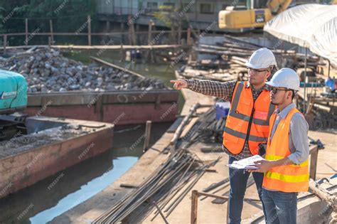 Ingeniero De Construcción Trabajando En Un Sitio De Construcción De Un