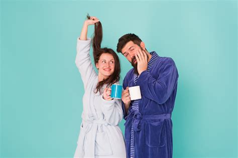 호텔 아침 식사 서비스 커피는 우리의 전통입니다 남자와 여자는 함께 행복 가족의 전통 아늑한 목욕 가운을 입은 커플은 게으른 주말을 즐깁니다 커피를 마시는 스파및 휴식