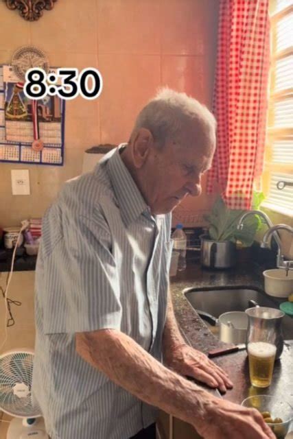 Avô é flagrado bebendo cerveja e comendo azeitona no café da manhã Metrópoles