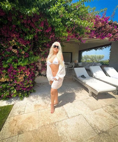 Christina Aguilera Bikini Pictures Sexiest Swimsuit Photos Life And Style