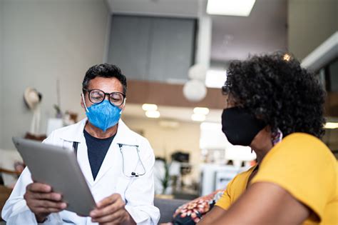 집에서 수석 환자를 방문하는 디지털 태블릿을 사용하는 의사 얼굴 마스크를 착용 2명에 대한 스톡 사진 및 기타 이미지 2명 50 54세 60 64세 Istock