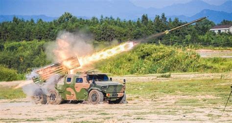 Вариант боевой машины РСЗО для стрельбы РС калибра 122 мм Китай Ракетная техника