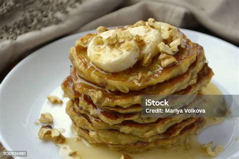 바나나 견과류와 꿀 건강 한 아침 식사와 오트밀 팬케이크 스택 0명에 대한 스톡 사진 및 기타 이미지 0명 건강한 식생활 귀리 Istock