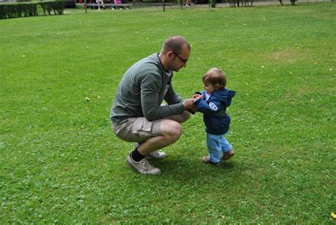 Padre Ayudando A Su Hijo A Caminar En El Campo Foto Premium