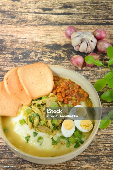 Bubur Ayam 인도네시아 쌀 콘지 또는 죽과 잘게 썬 닭고기 파 샐러리 튀긴 콩 삶은 달걀 노란 닭 육수 및 Kerupuk 또는 크래커 0명에 대한 스톡 사진 및 기타