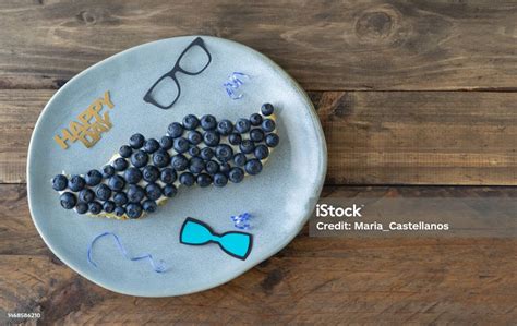 블루 베리와 장식이있는 무스 타치 모양의 케이크 공간을 복사합니다 0명에 대한 스톡 사진 및 기타 이미지 0명 과일 나비 넥타이 Istock