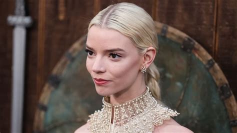 Anya Taylor Joy Coperta Doro Nella Prima Immagine Di Furiosa