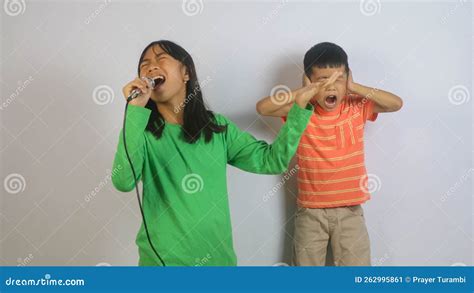 Hermano Y Hermana Lindos Con Antecedentes Blancos Imagen De Archivo