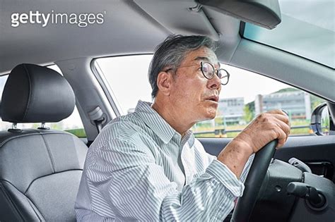 노인 성인 노인문제 운전 자동차핸들 운송수단부품 불안 컨셉 찾기 응시 당혹 컨셉 이미지 Jv13056808 게티이미지뱅크