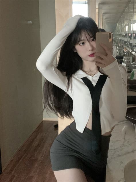 2022 투피스 타이트 피팅 클래식 스커트 세트 여성용 흰색 긴 소매 옷깃 타이트 크롭 탑 타이트 솔리드 컬러 a 라인