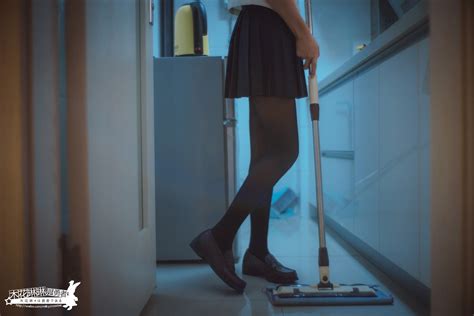 코우카 린린은 용감한 남자 내 아내는 검은 스타킹을 신은 여고생 Vol 2 V2ph