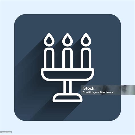 세 개의 촛대 아이콘이 있는 흰색 선 촛대는 긴 그림자 배경으로 분리되어 있습니다 파란색 사각형 버튼입니다 벡터 고풍스런에 대한 스톡 벡터 아트 및 기타 이미지 Istock