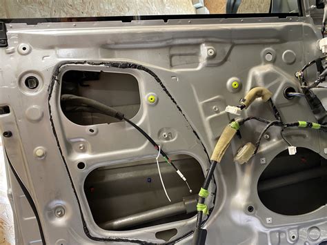 Сверчок в водительской двери — Toyota Land Cruiser Prado 120 Series 4 л 2008 года своими