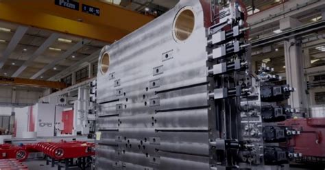 엄청난 덩치 테슬라 기가프레스차체 한방에 찍어낸다 카가이