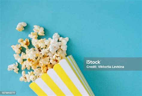 파란색 배경에 팝콘과 종이 양동이를 쏟아 부었다 영화 밤 개념 텍스트 공간 복사 팝콘에 대한 스톡 사진 및 기타 이미지 팝콘