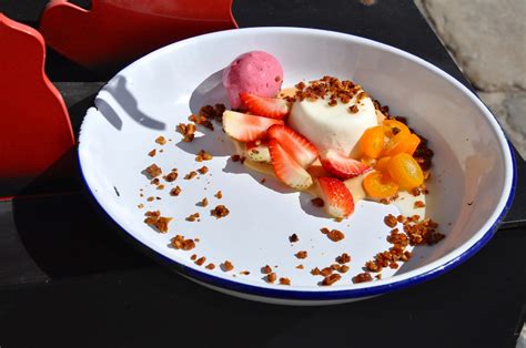 Панакота з карамелізованою айвою від Bar Mushly Смачна доставка Zarabudu