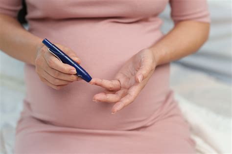 집에서 스스로 혈당 수치를 확인하는 임산부 임신성 당뇨병 개념 건강 검진에 대한 스톡 사진 및 기타 이미지 건강 검진 건강관리와 의술 당뇨병 Istock