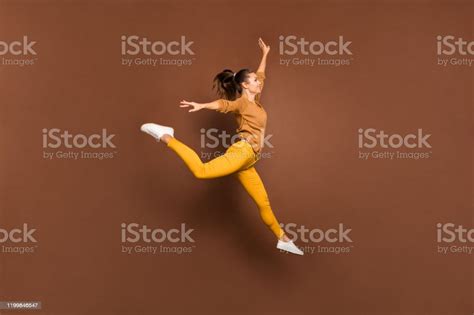 전체 길이 바디 사이즈 사진 의 쾌활 한 귀여운 매력적인 매력적인 젊은이 춤 프로 발레리나 달리기 사이드 프로파일 고립 된 갈색