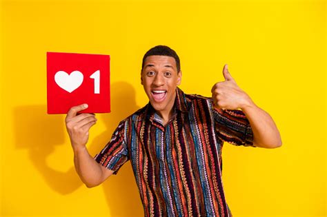 밝은 노란색 배경에 아이콘과 같은 소셜 미디어를 들고 엄지 손가락을 올리는 활기찬 스타일의 쾌활한 젊은이 30 34세에 대한 스톡 사진 및 기타 이미지 Istock