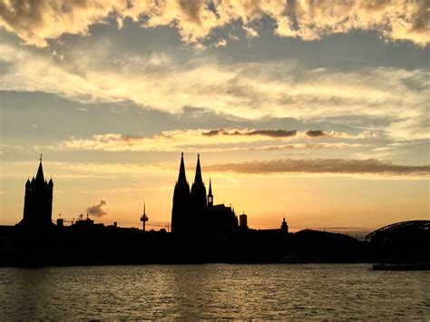 무료 이미지 바다 수평선 실루엣 구름 하늘 태양 해돋이 일몰 지평선 햇빛 아침 전망 새벽 시티 도시의 도시 풍경 황혼 저녁 반사 탑
