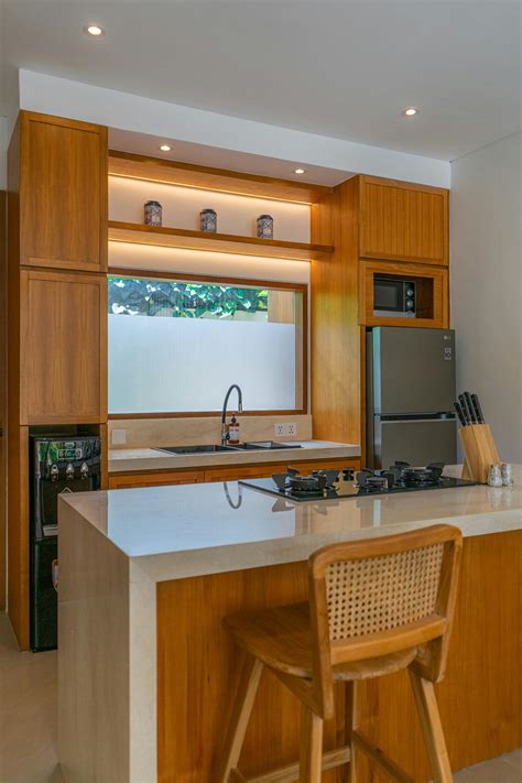 가구 가라앉다 가정 거주 공간 기능의 나무 바닥 나무 캐비닛 내장형 가전제품 냉장고 널찍한 럭셔리 목조 바닥 밝은 부엌 섬 샹들리에 수조