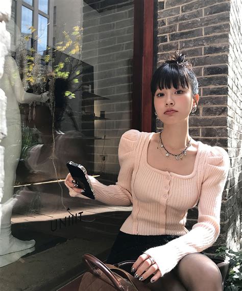 파리지앵바이브 셔링숄더 퍼프 스퀘어넥 슬림핏 니트 위시버킷