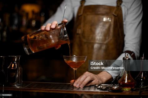 남성 바텐더가 측정 컵에서 칵테일 잔까지 알코올 음료를 부은다 각얼음에 대한 스톡 사진 및 기타 이미지 각얼음 갈색 검은색 Istock