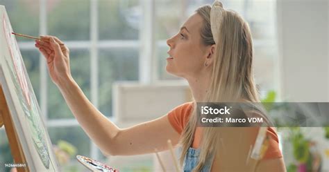 스튜디오에서 수채화 오일 페인트 및 브러시가있는 캔버스에 그림을 그리는 전문 예술가 창의적이고 예술적이며 전문적인 예술 창작자