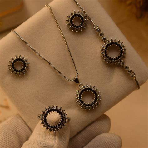 Gorgeous Unique Design Crystal Stones Necklace Set For Girlswomen