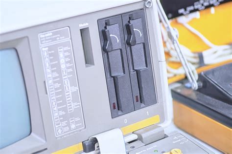 5 인치 플로피 드라이브가 있는 오래 된 컴퓨터의 조각 클로즈업 0명에 대한 스톡 사진 및 기타 이미지 0명 개념 개념과 주제 Istock